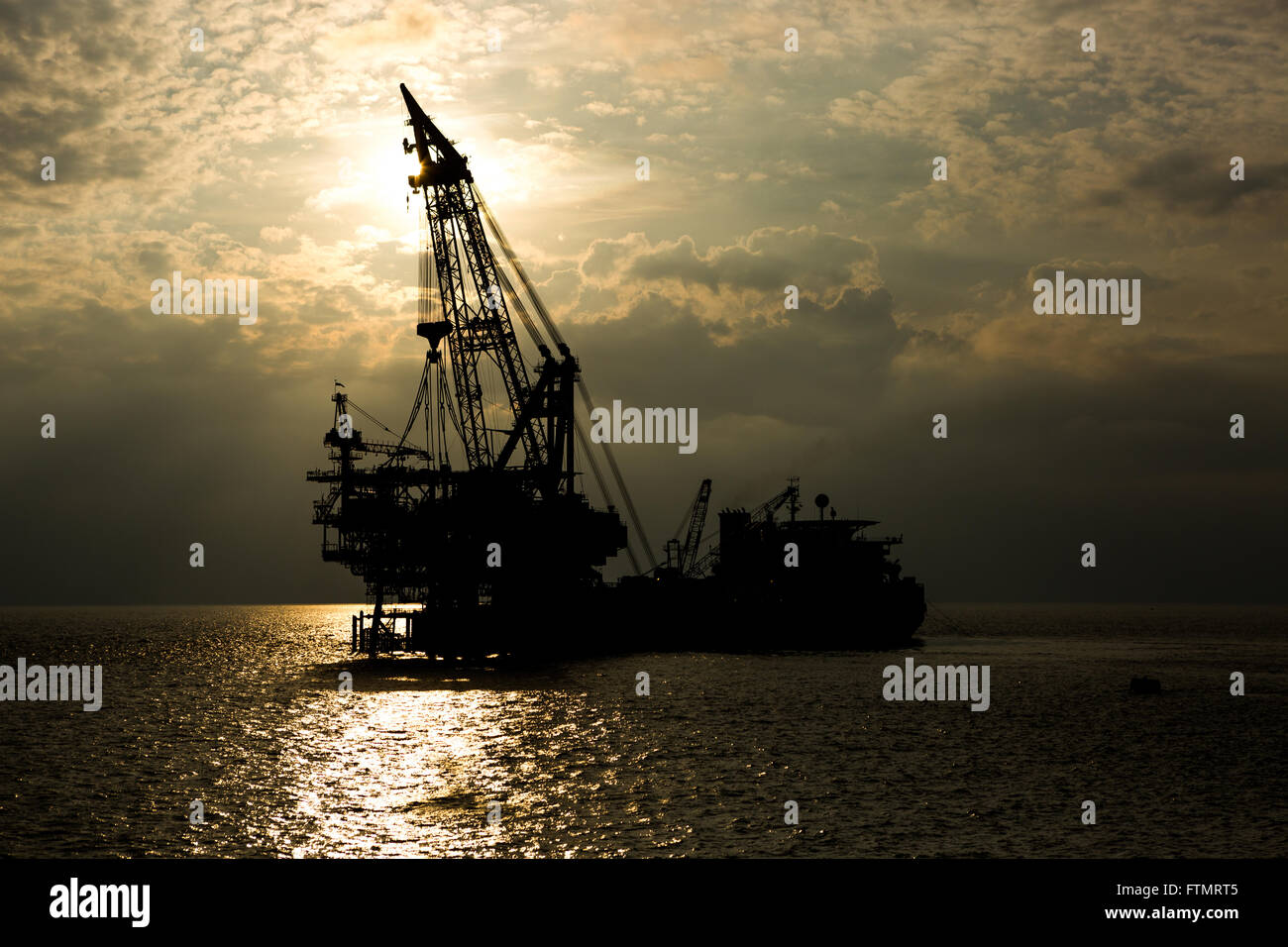 Offshore oil rig crane hi-res stock photography and images - Alamy