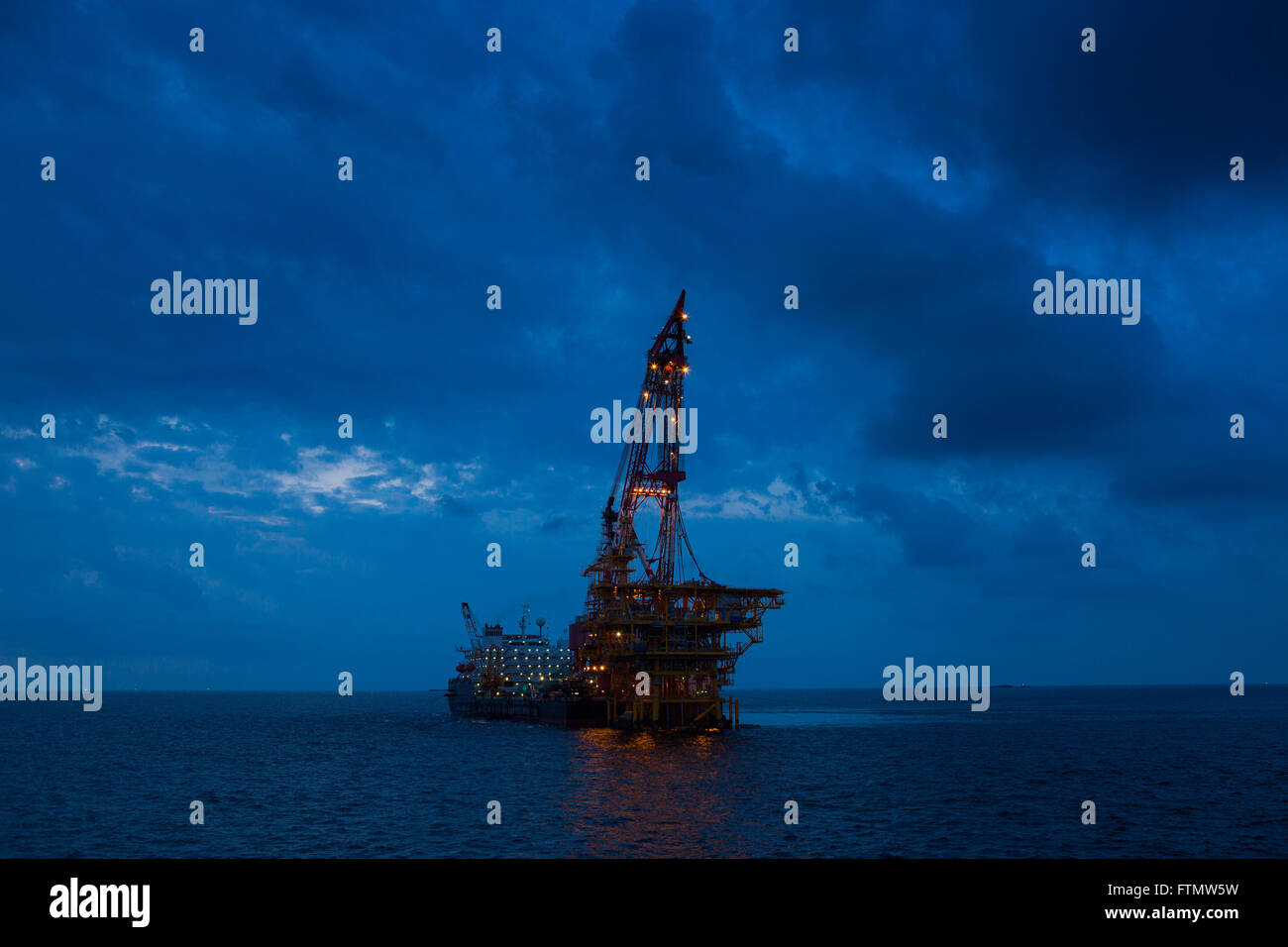 Offshore crane hi-res stock photography and images - Alamy