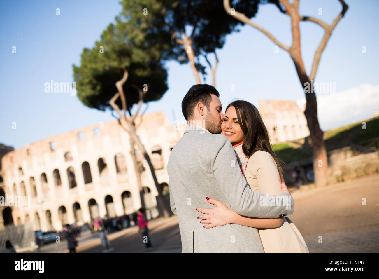 Loving couple in front of the Colosseum in Rome Stock Photo - Alamy