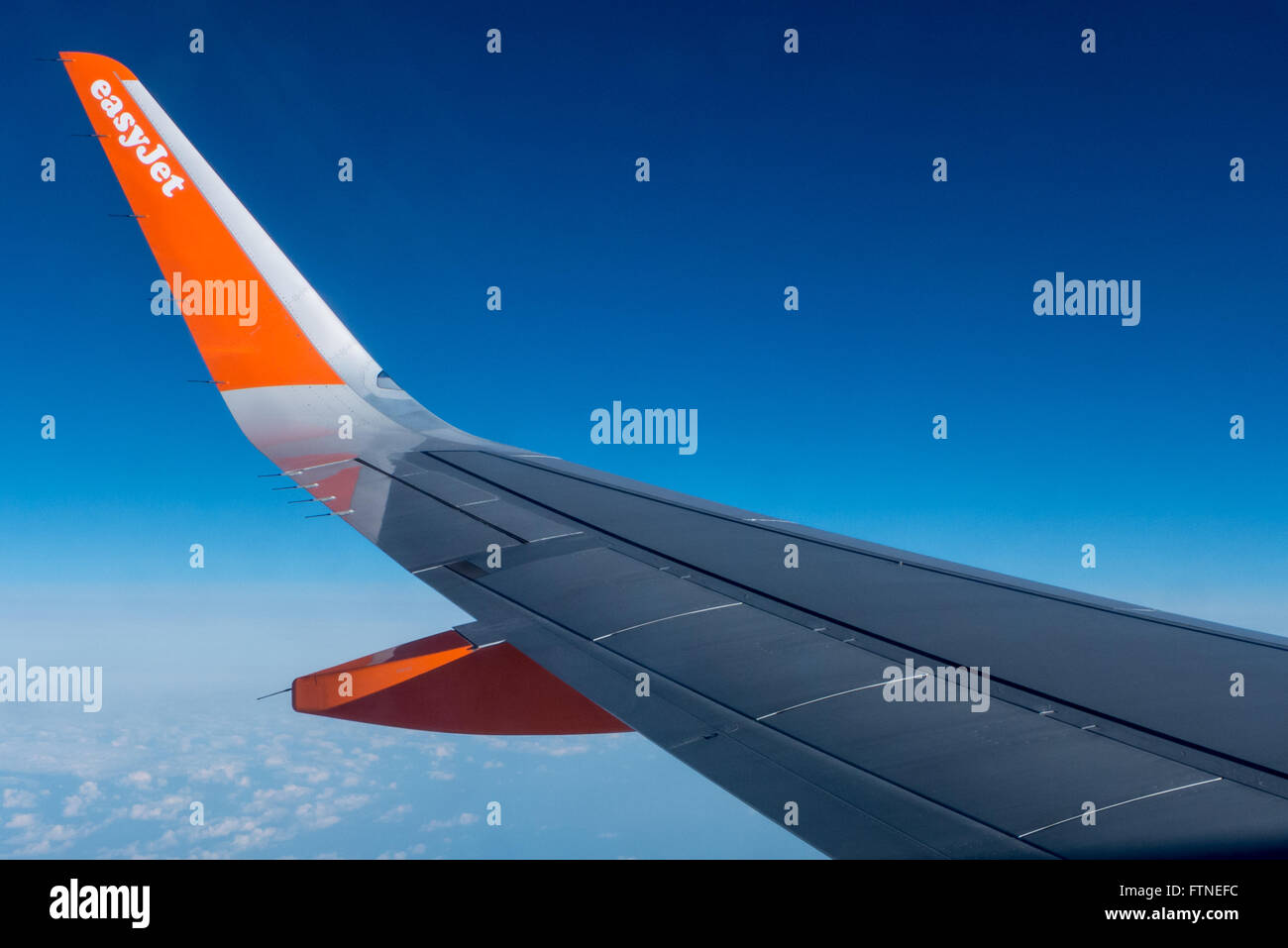 An Easyjet Airbus A320 flying Stock Photo - Alamy