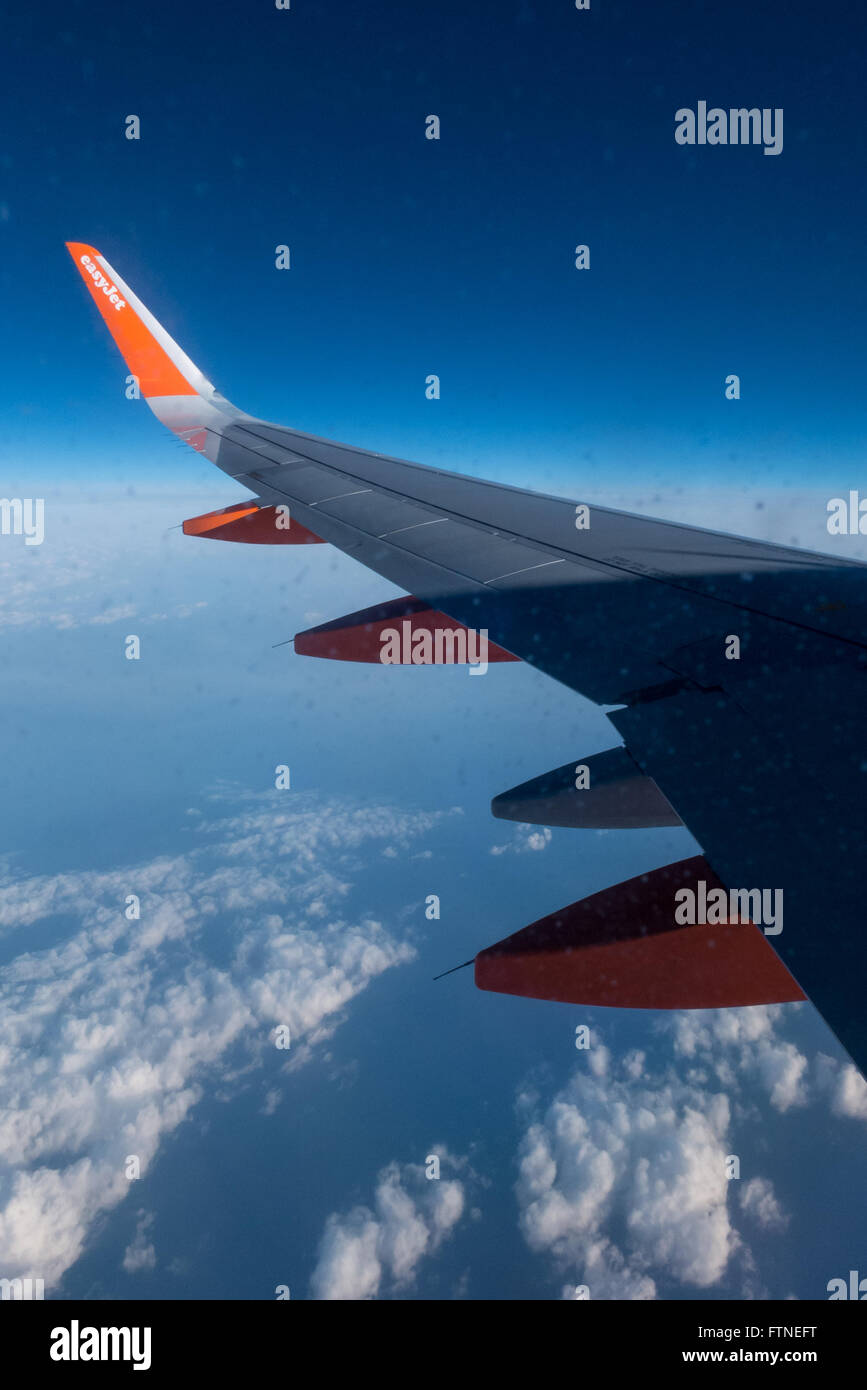 An Easyjet Airbus A320 flying Stock Photo - Alamy