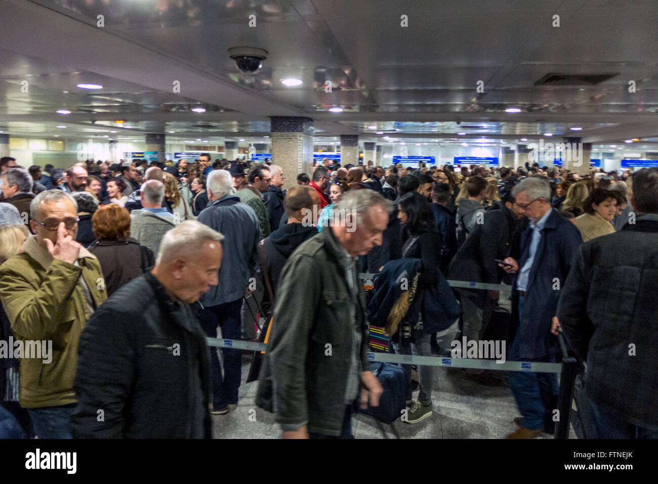 Immigration queue airport hi-res stock photography and images - Alamy