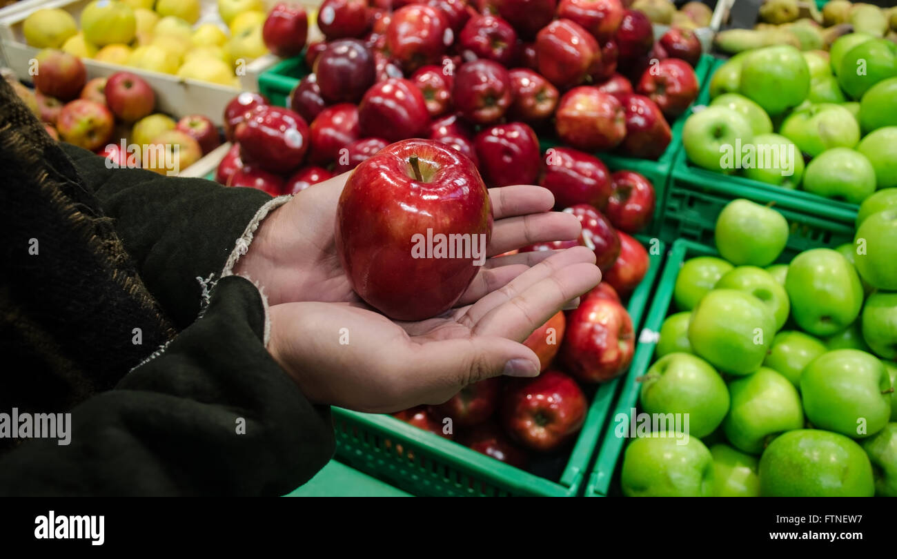 Snow white eat apple hi-res stock photography and images - Alamy