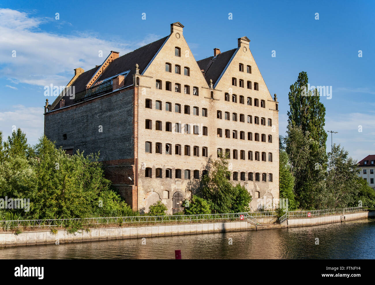 The old granary building hi-res stock photography and images - Alamy