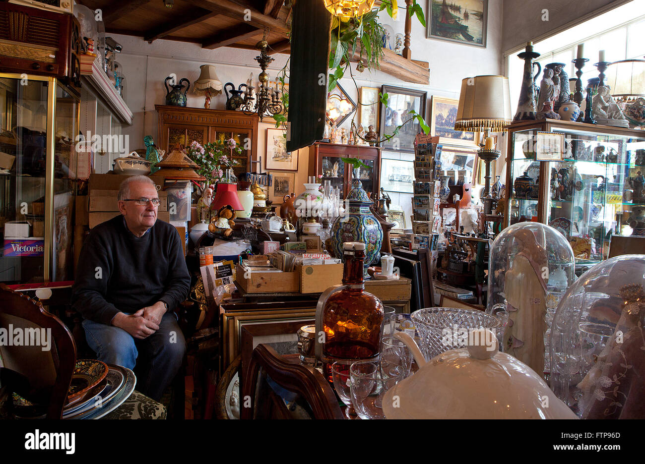 Bruges,Belgium: Dag & Zonne Antique shop on Langestraat Stock Photo - Alamy