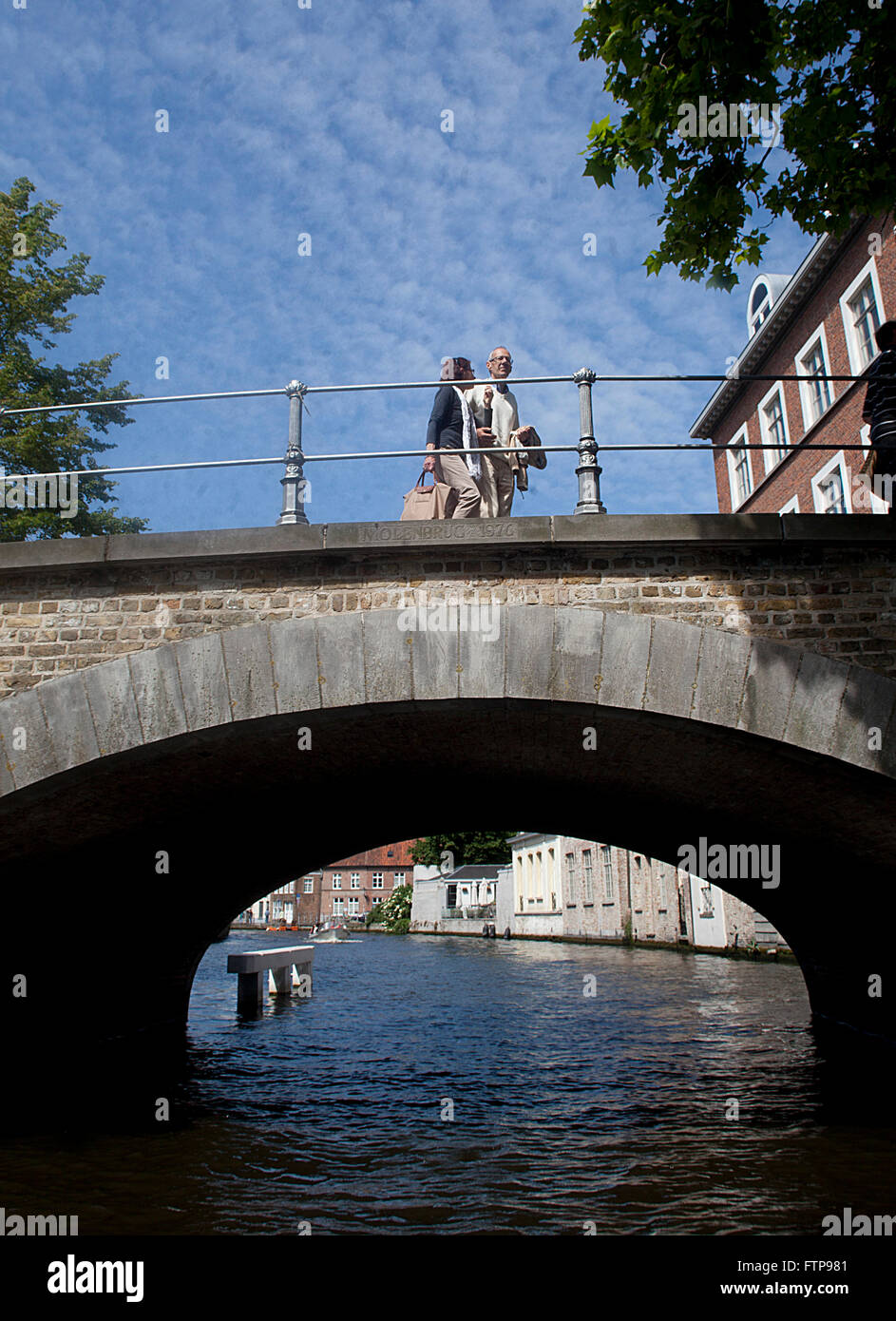 Bruges,Belgium: bridge over canal Stock Photo - Alamy
