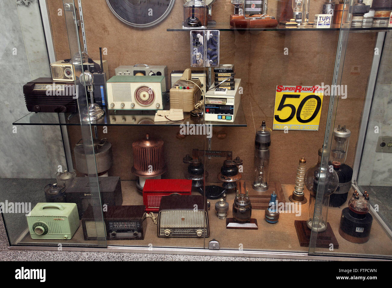 Very old radios hi-res stock photography and images - Alamy