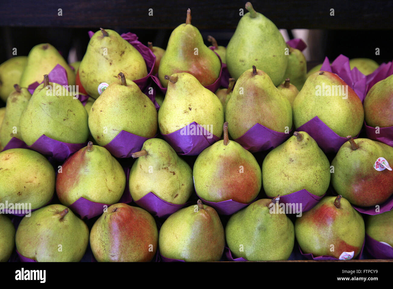 Pear sale at supermarket Stock Photo - Alamy