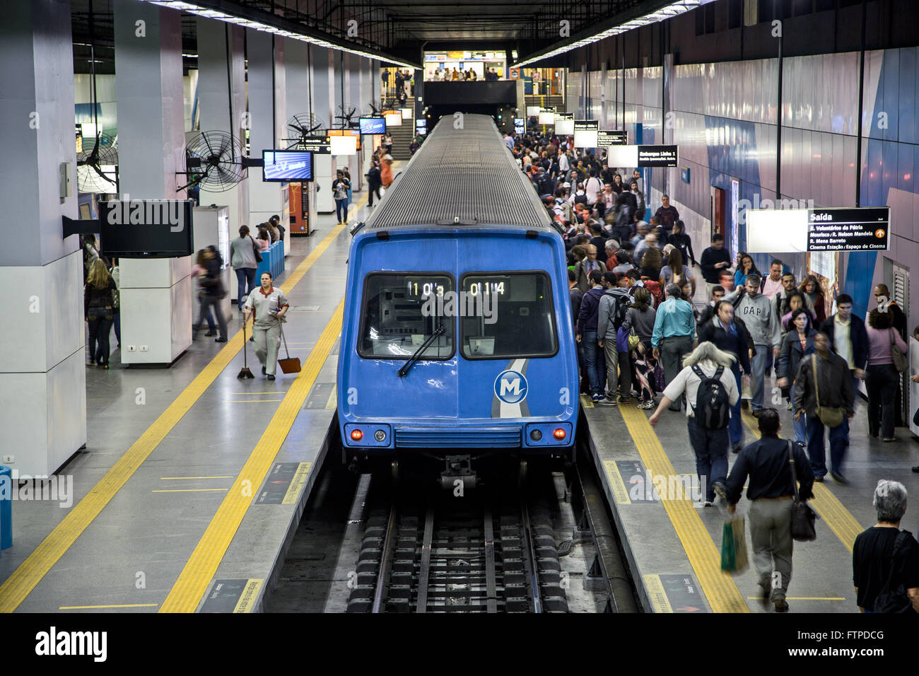 Passenger passengers platform line hi-res stock photography and images ...