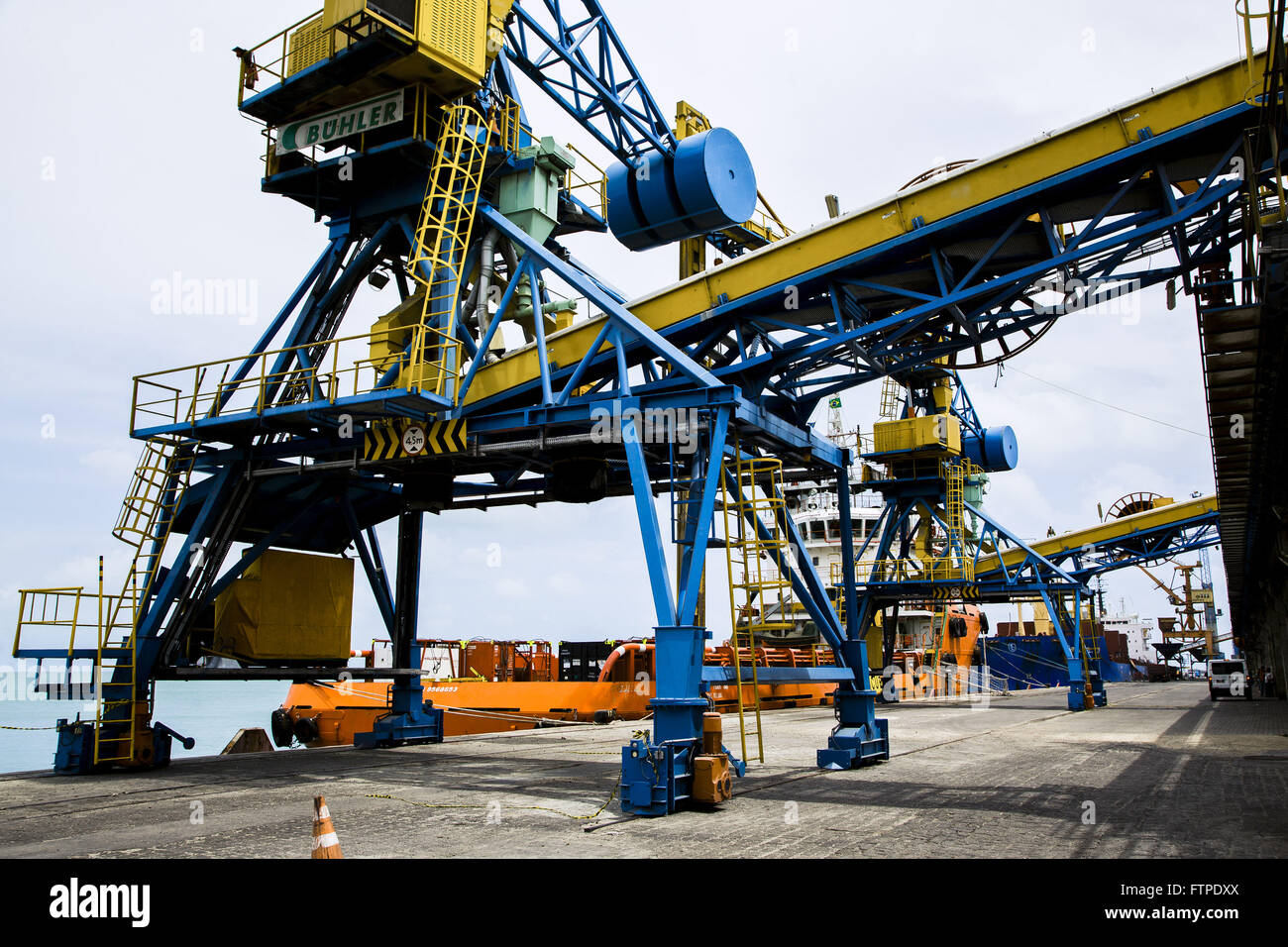 Shiploader used for loading of bulk solids materials in port Stock ...