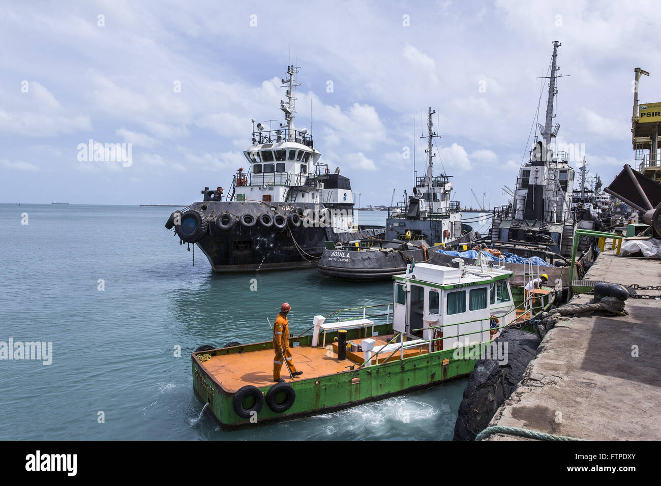 Cargo ships hi-res stock photography and images - Alamy