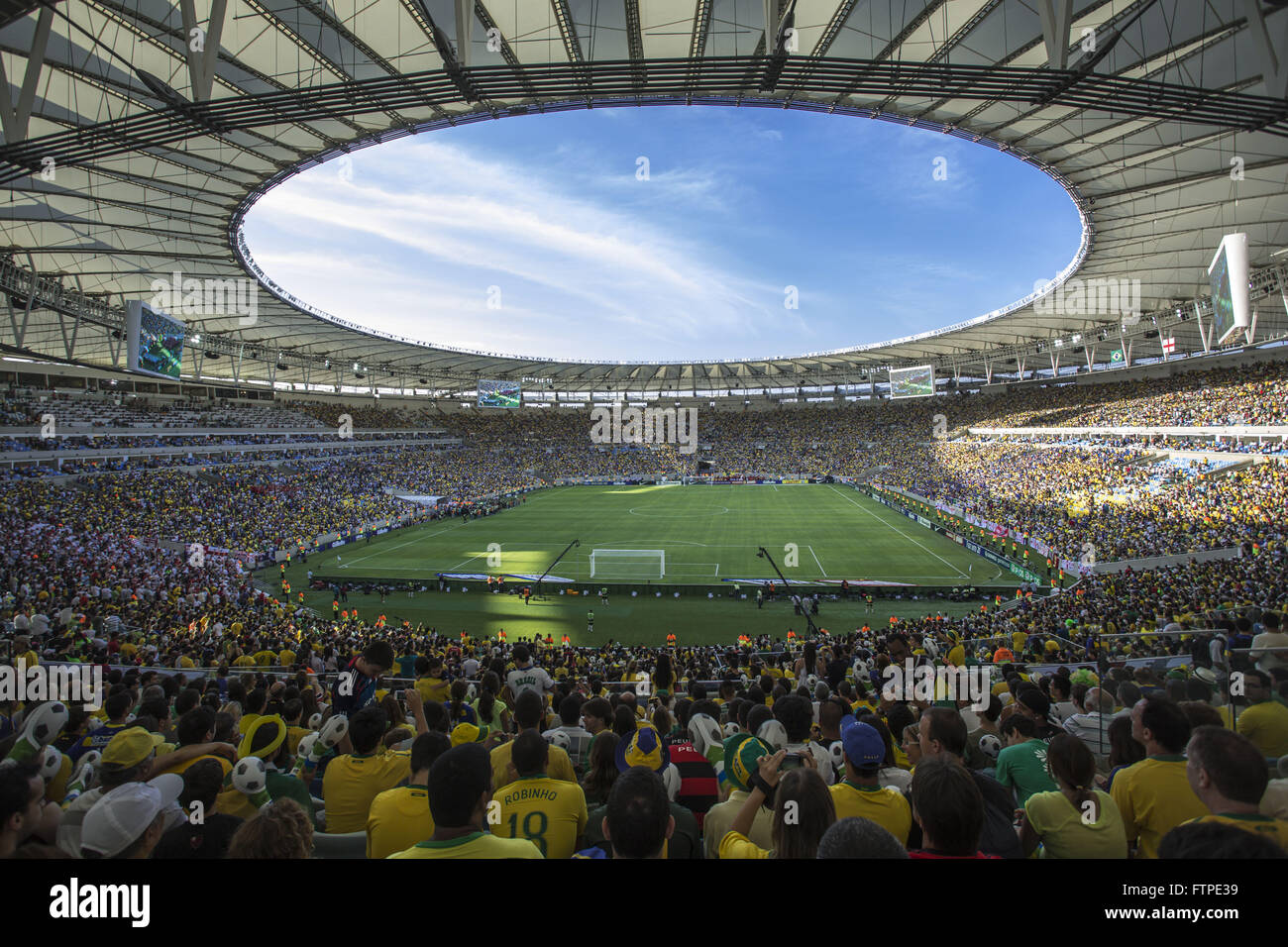 Maracana rio crowd hi-res stock photography and images - Alamy