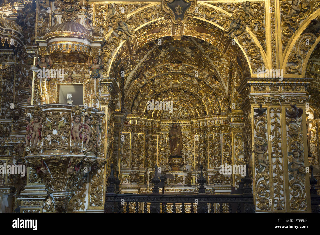 Altar and pulpit hi-res stock photography and images - Alamy