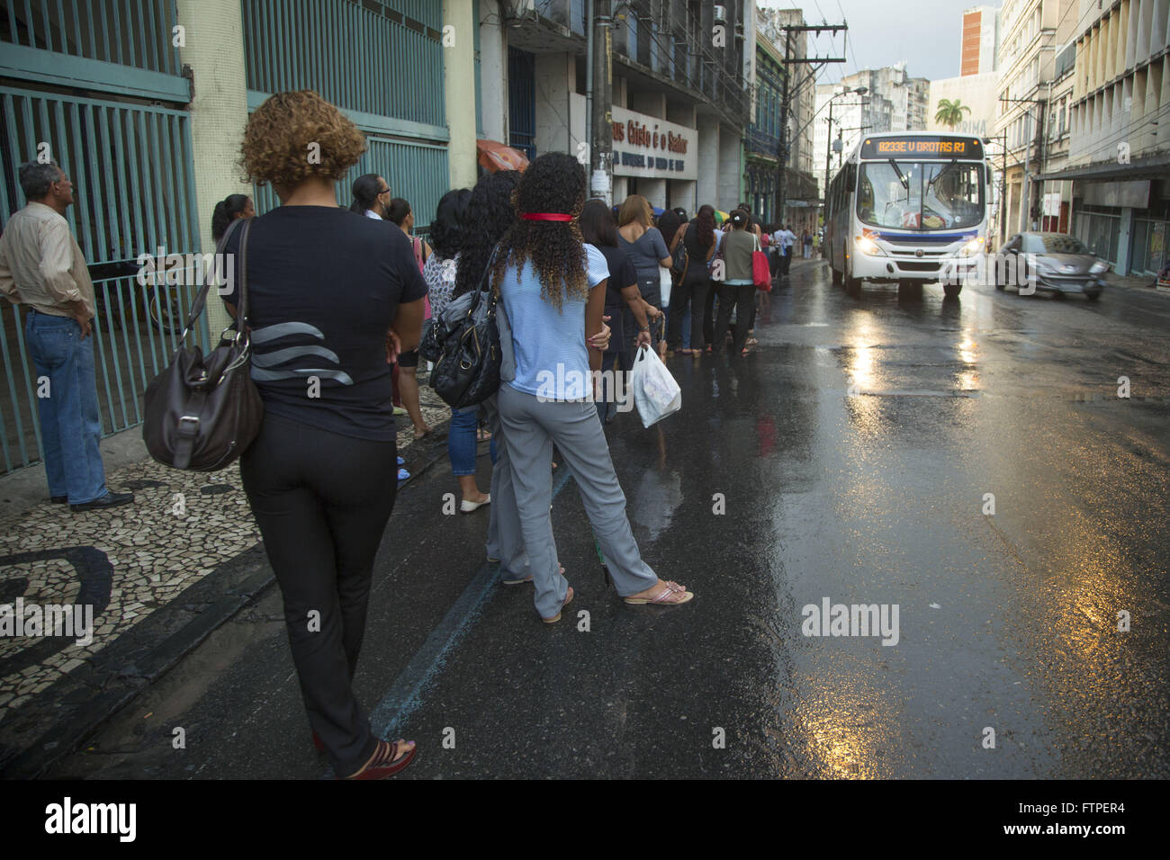 Waiting for bus rain hi-res stock photography and images - Alamy