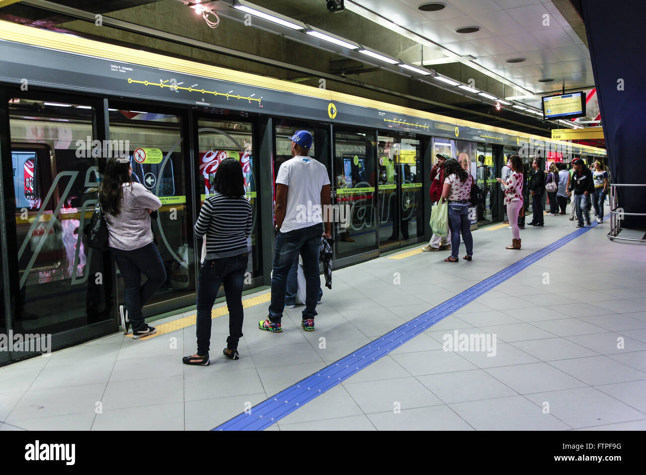 Passengers awaiting shipment in Butanta Metro Station - west Stock ...