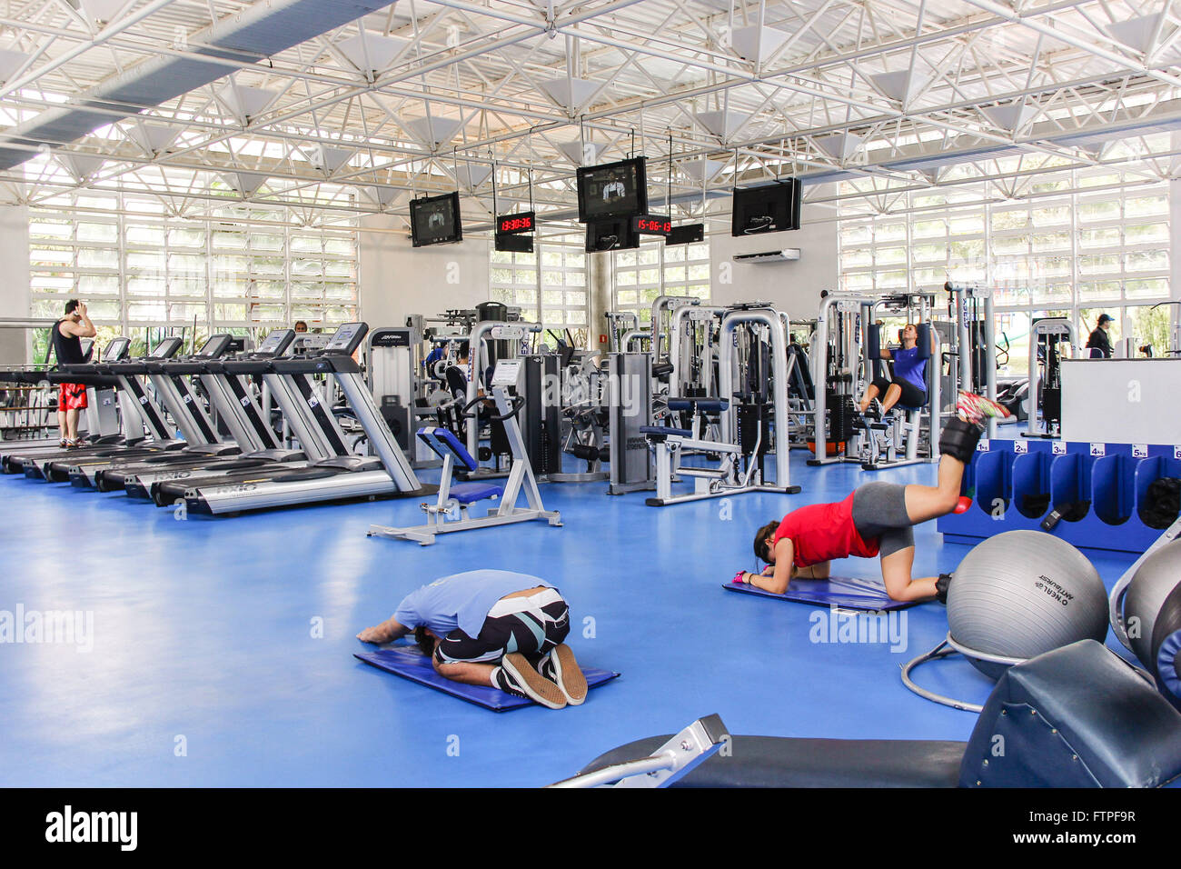 Gym people treadmill hi-res stock photography and images - Alamy