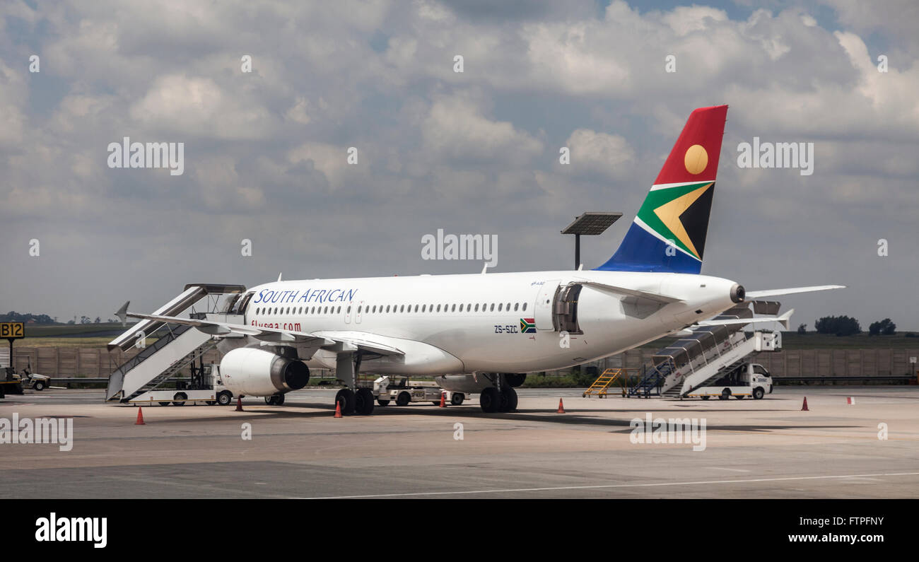 A South African Airways (SAA) Airbus, A320-232 at OR Tambo ...