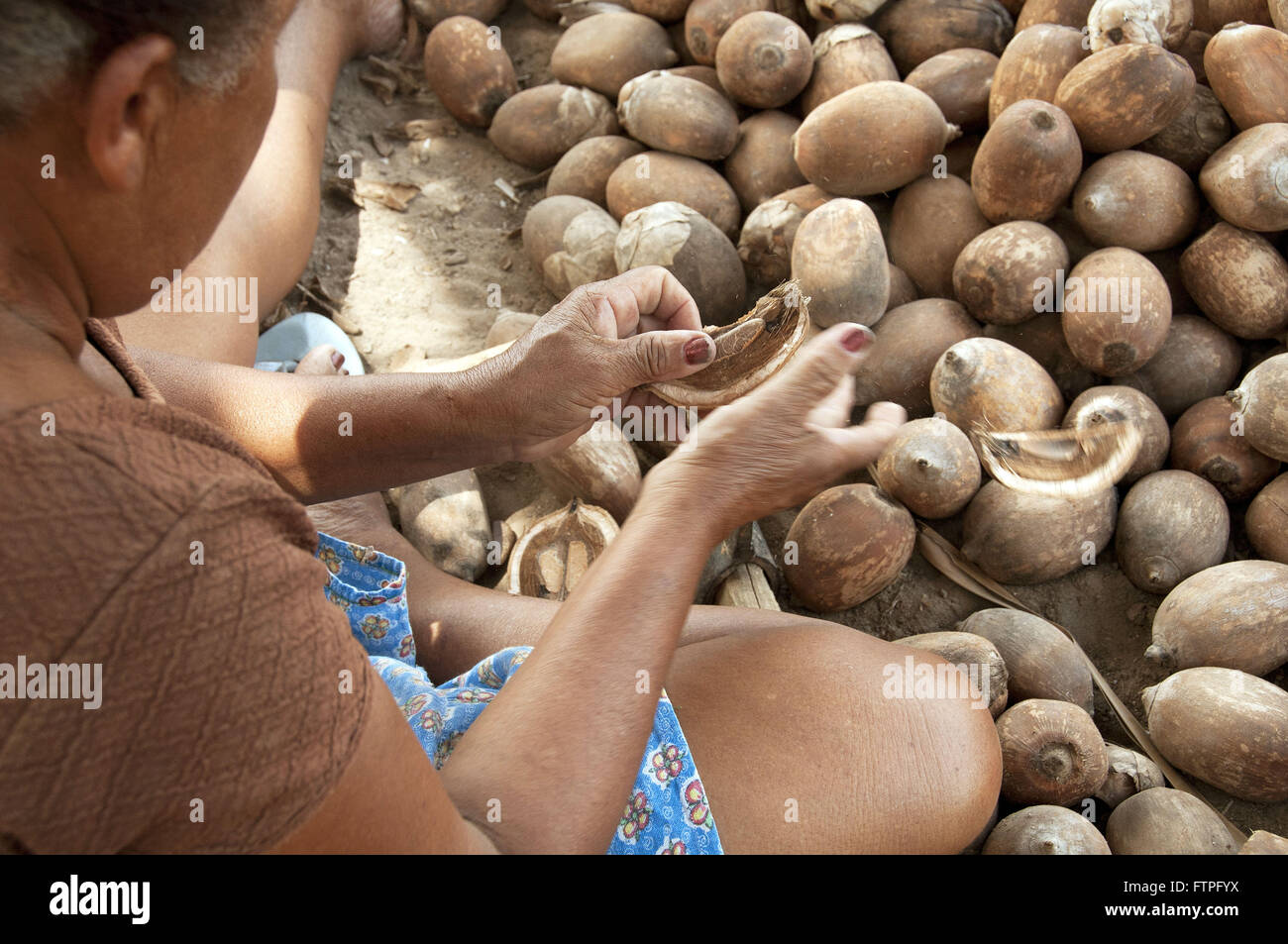 Breaking objects hi-res stock photography and images - Alamy
