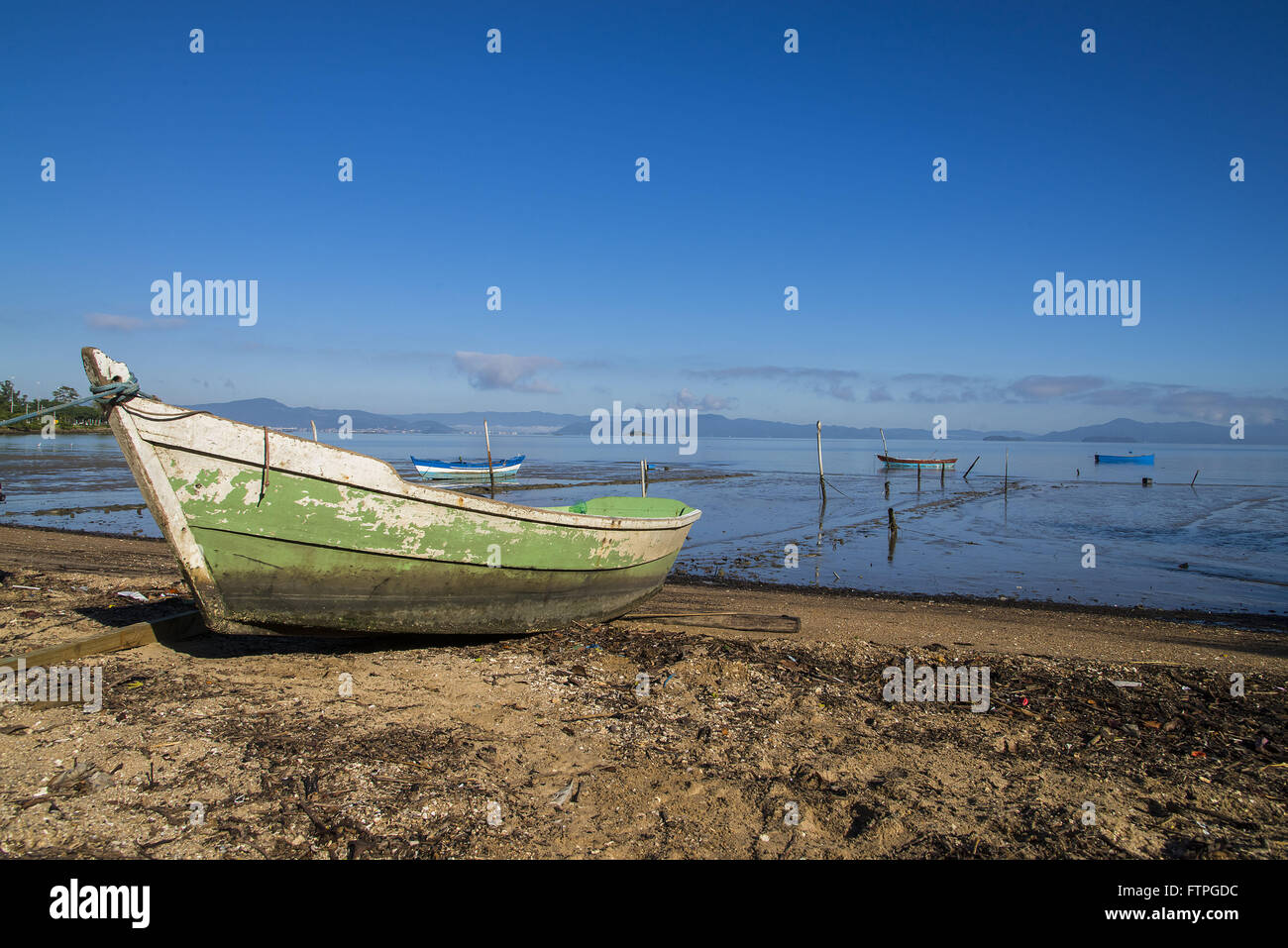 Run down boat hi-res stock photography and images - Alamy