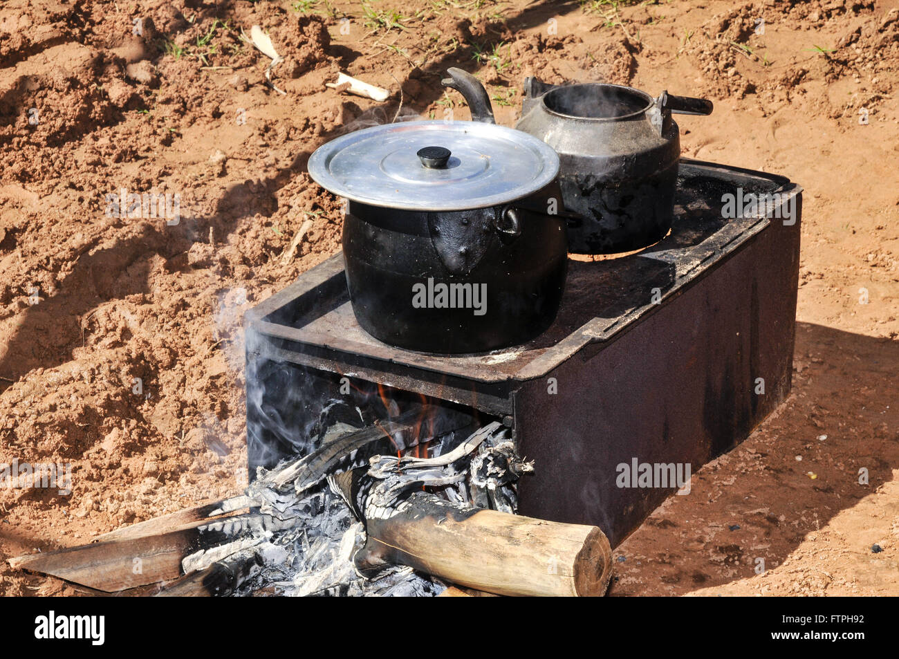 Cauldron and kettle on trivet in tent entourage Stock Photo - Alamy