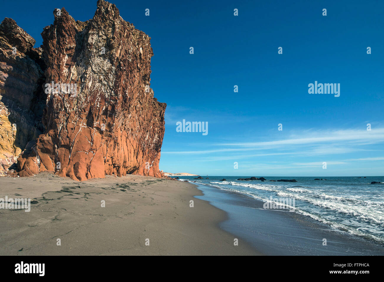 Cliff in Round Beach Stock Photo - Alamy