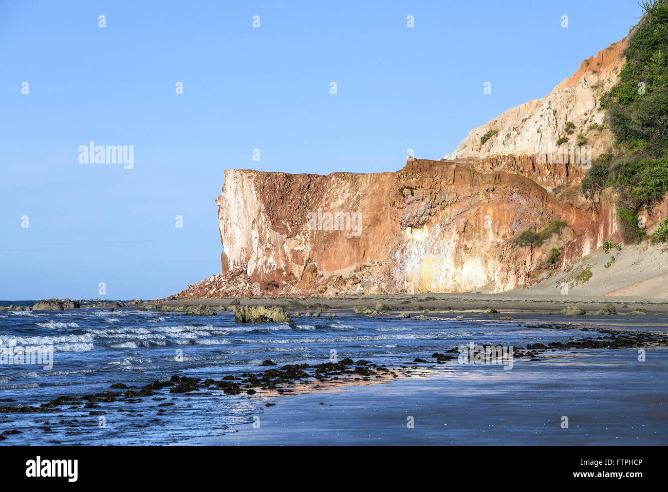 Cliff in Round Beach Stock Photo - Alamy