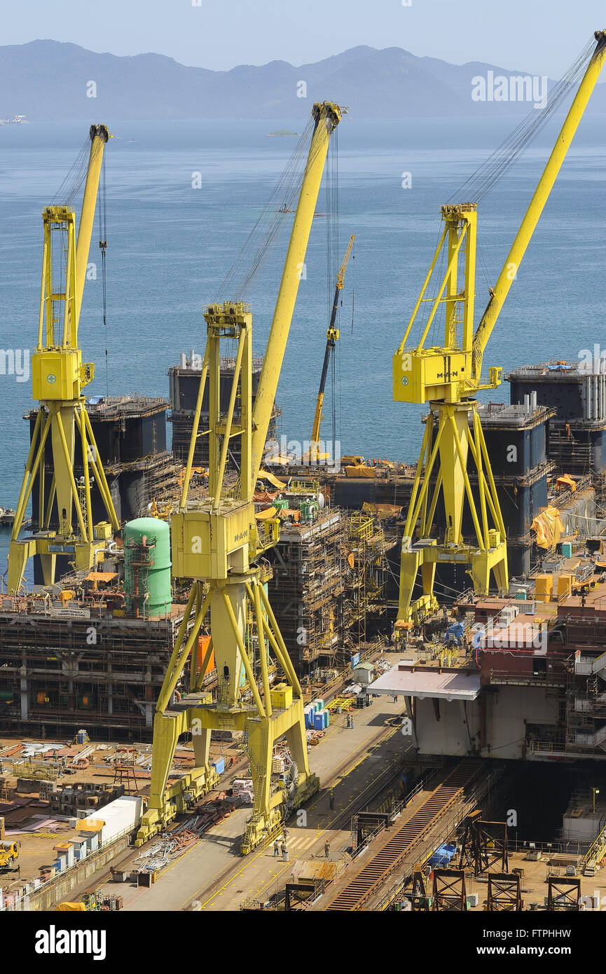 BrasFels shipyard in Angra dos Reis - Construction of oil platform ...