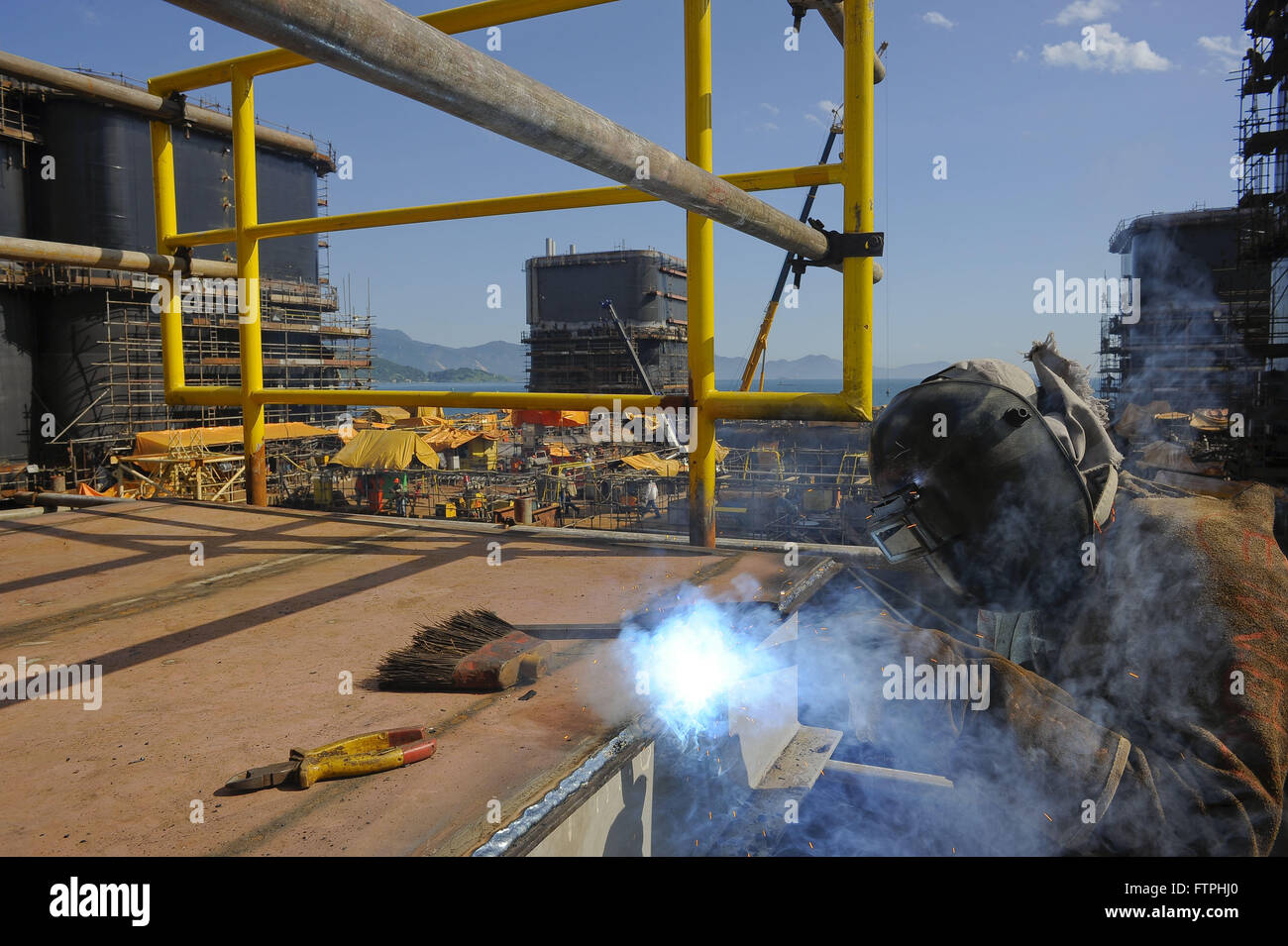 BrasFels shipyard in Angra dos Reis - Construction of oil platform ...