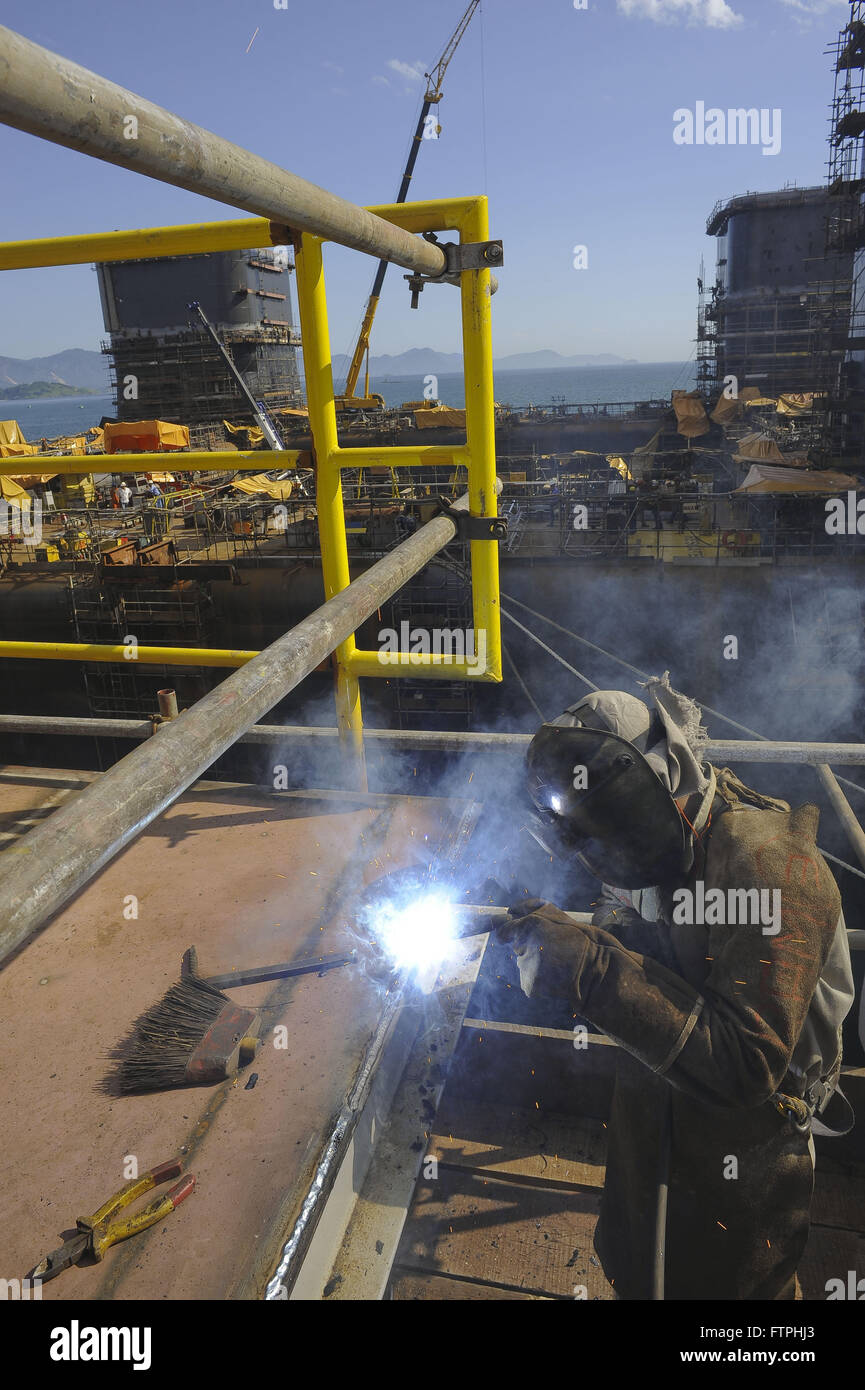 BrasFels shipyard in Angra dos Reis - Construction of oil platform ...