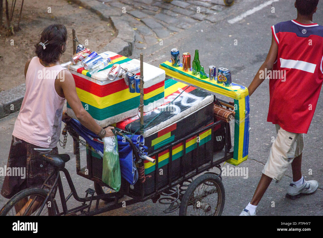 Hawker in Russel Street during Mardi Gras Stock Photo - Alamy