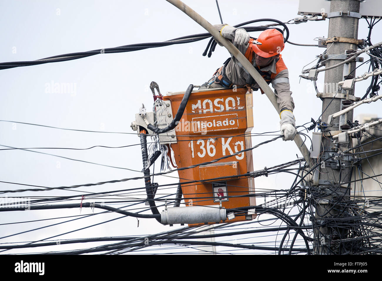 Workers doing maintenance of the power grid Stock Photo - Alamy
