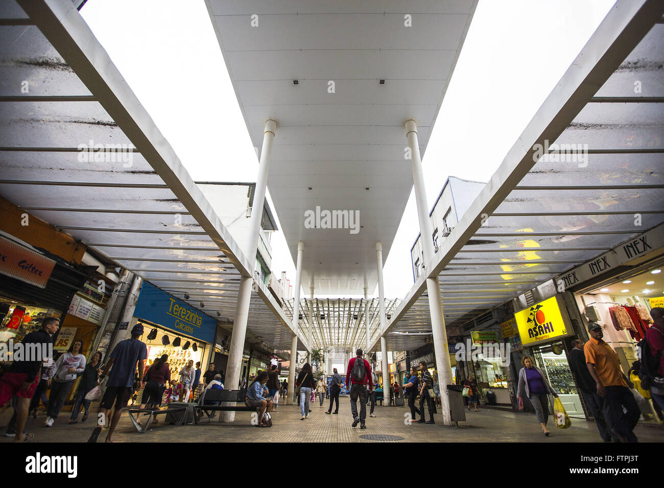Pedestrian movement in the city`s commercial boardwalk Stock Photo - Alamy