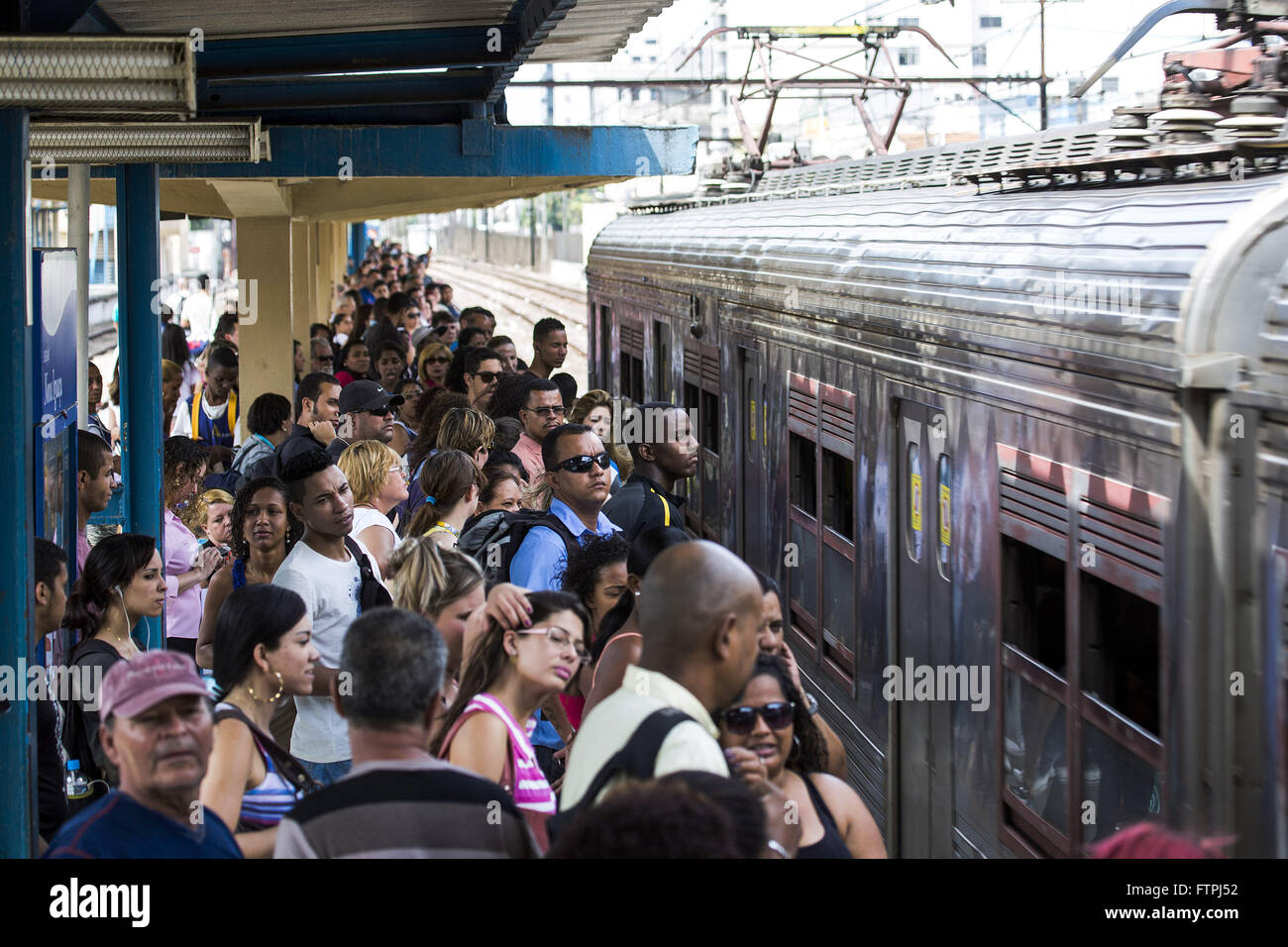 Crowded platform of railway passengers New Metro Iguacu Stock Photo - Alamy