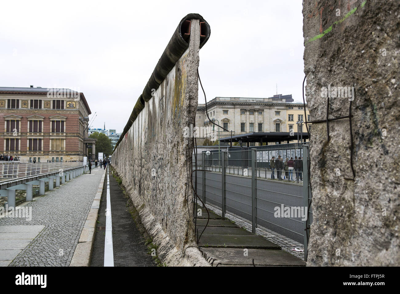 Building the berlin wall hi-res stock photography and images - Alamy
