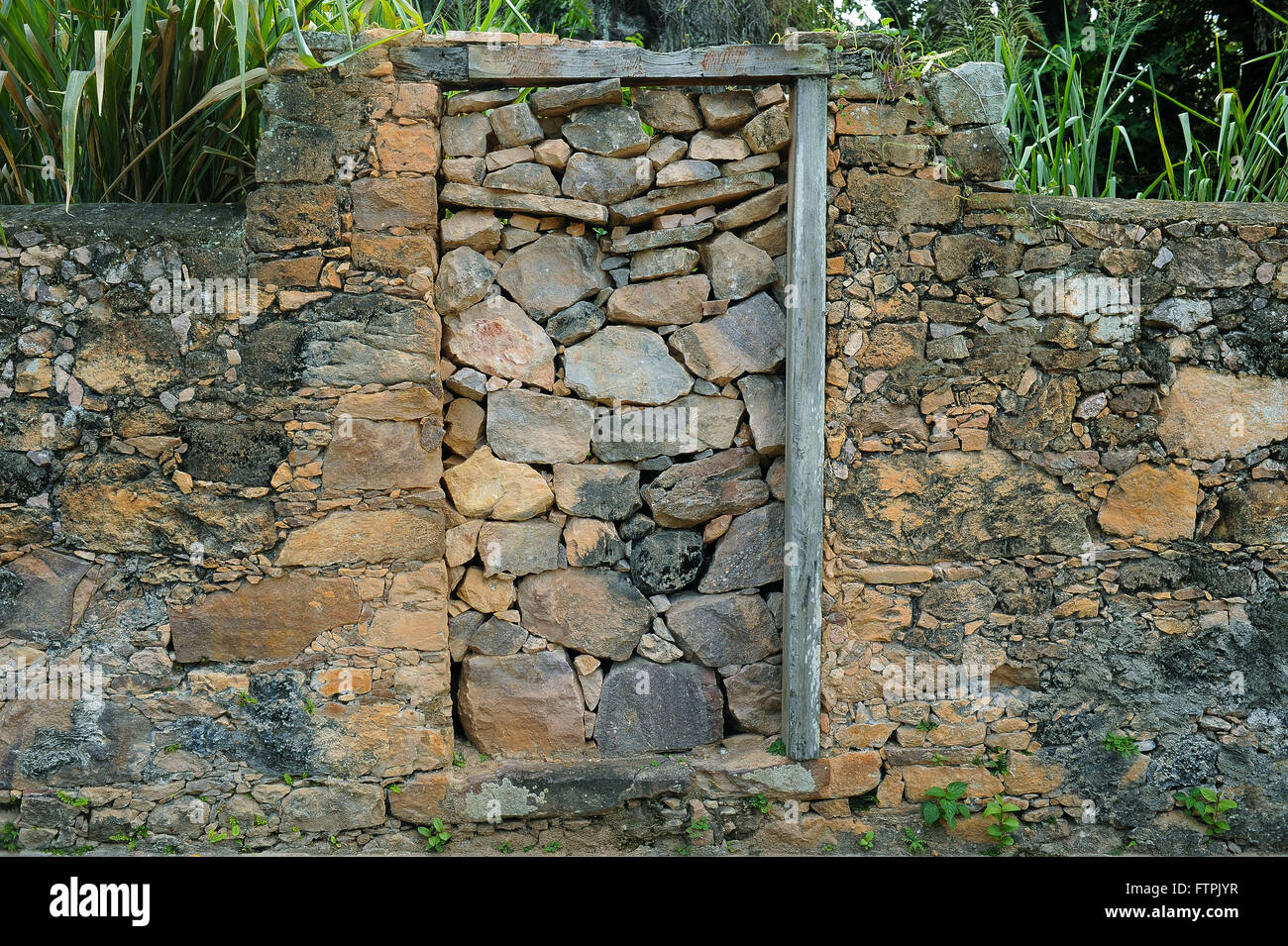 Stone wall in the ruins of Igatu - District Andarai - Complexo da ...