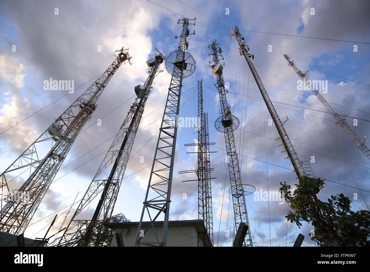 Torres de telecomunicacao de telefonia movel e internet no Morro do ...