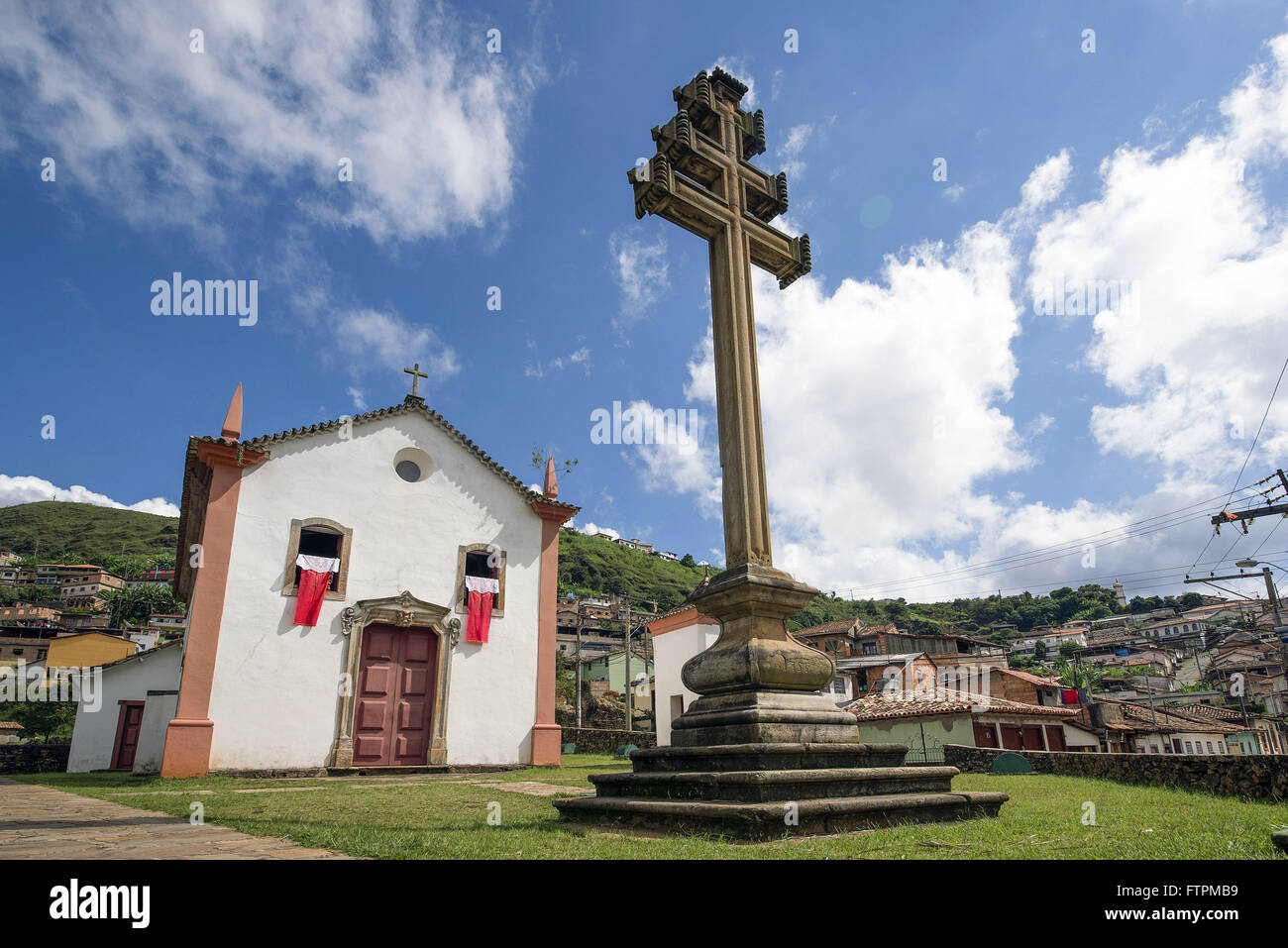 Cruz pontificial de 1756 diante da Capela Nossa Senhora do Rosario dos ...