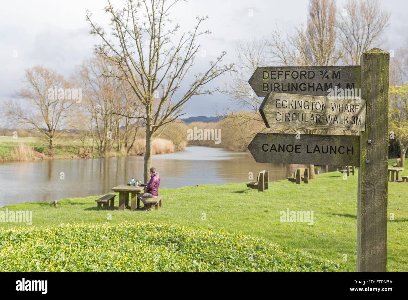 Eckington Bridge picnic site on the River Avon, Worcestershire, England ...