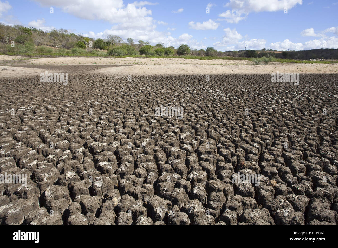 Riverbed hi-res stock photography and images - Alamy