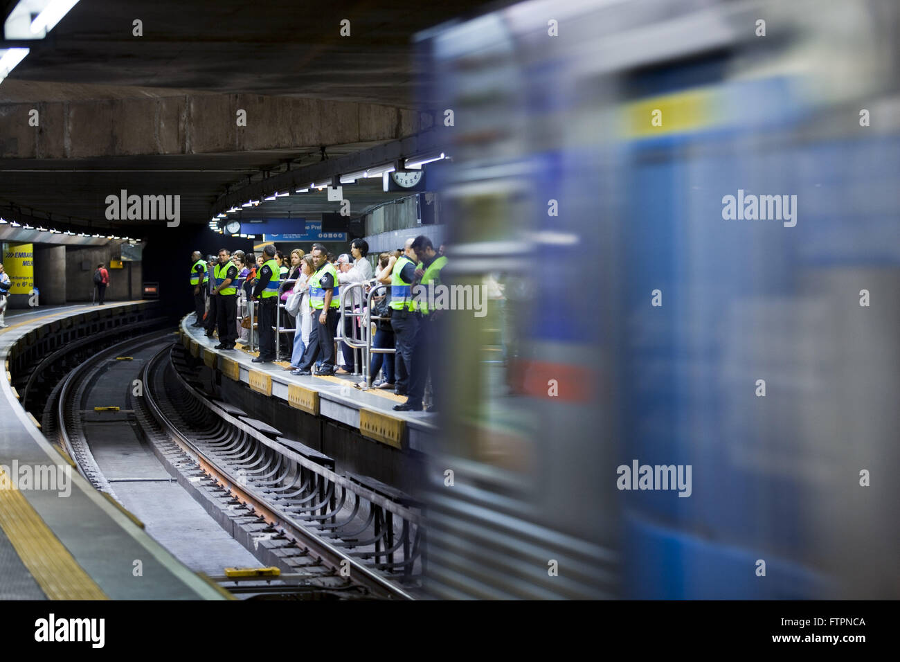 Platform railway hi-res stock photography and images - Alamy