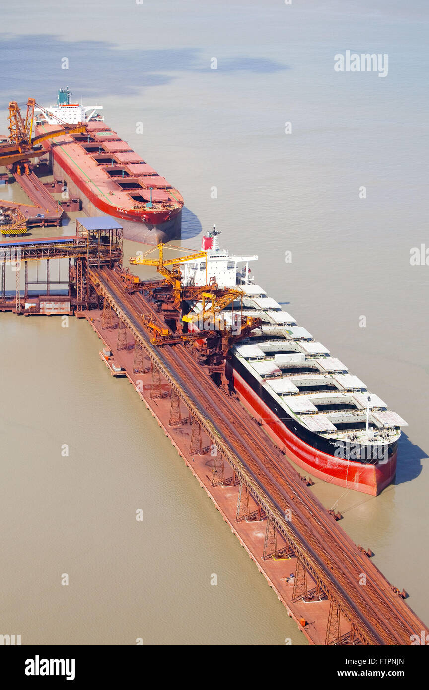Aerial view of ship being loaded hi-res stock photography and images ...