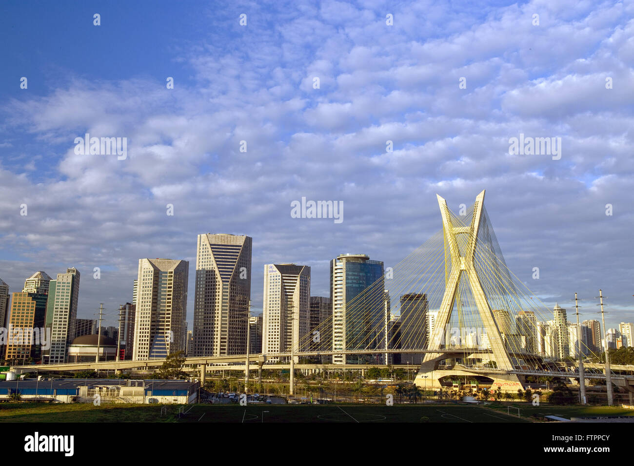 Ponte Estaiada Octavio Frias de Oliveira sobre o rio Pinheiros - bairro ...