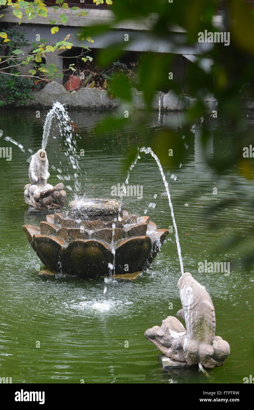 Fish fountain hi-res stock photography and images - Alamy
