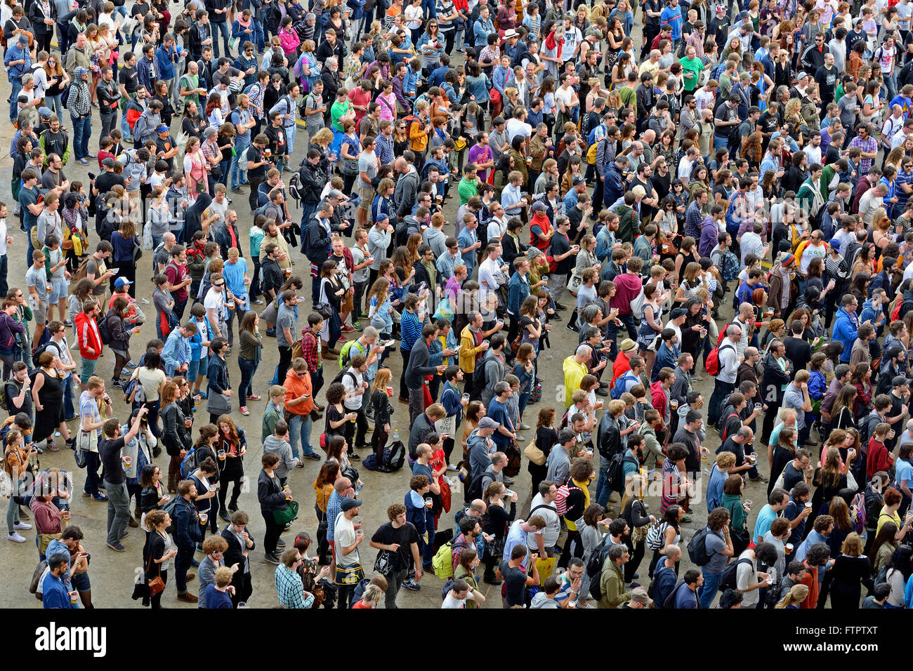 BARCELONA - MAY 30: Audience watch a concert at Heineken Primavera ...