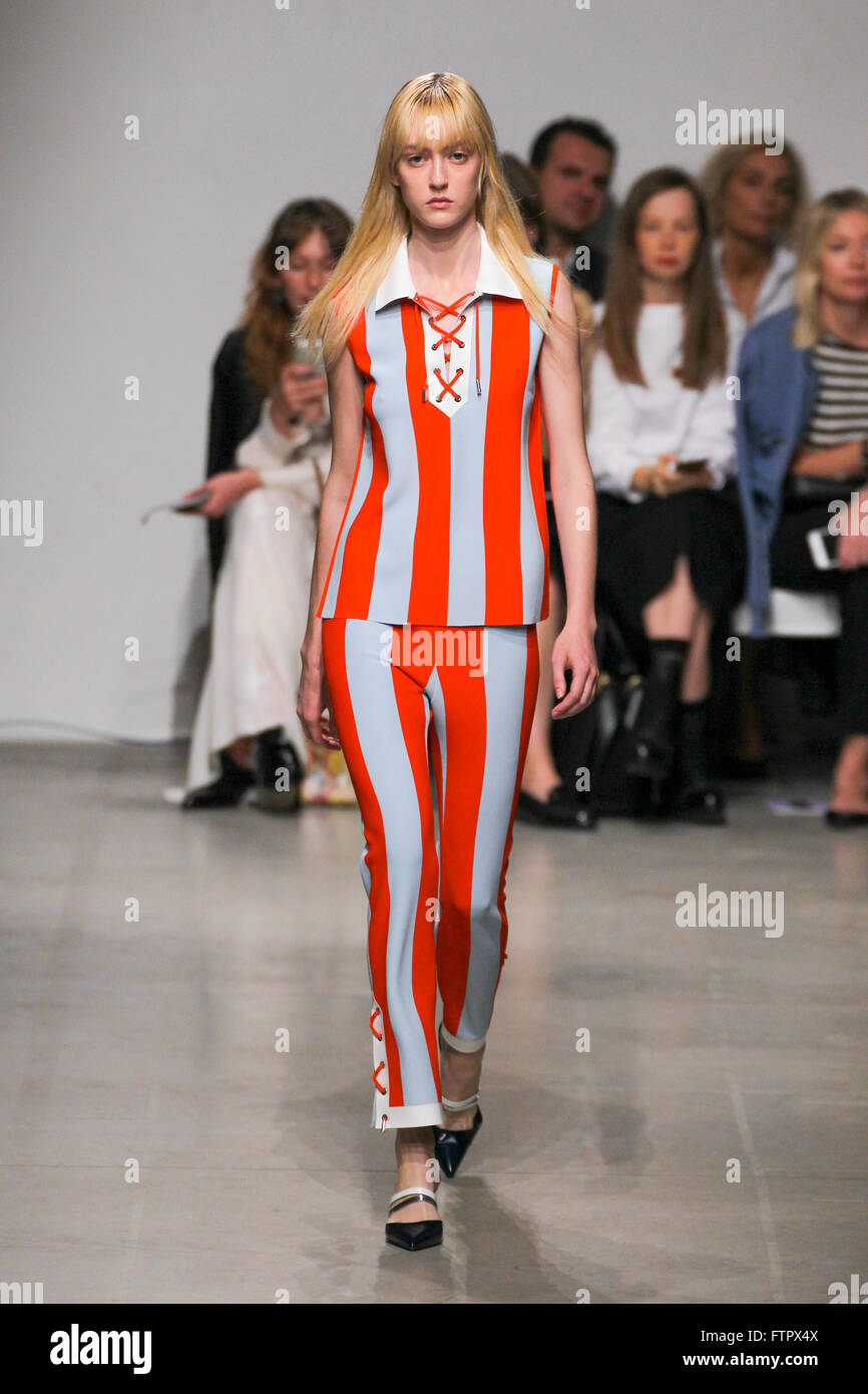 Fashion geometric patterns runway hi-res stock photography and images ...