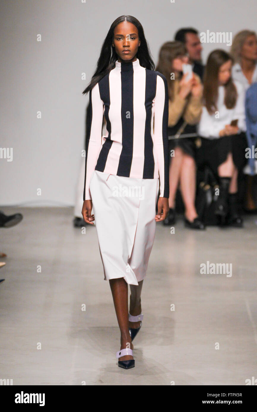 Fashion geometric patterns runway hi-res stock photography and images ...