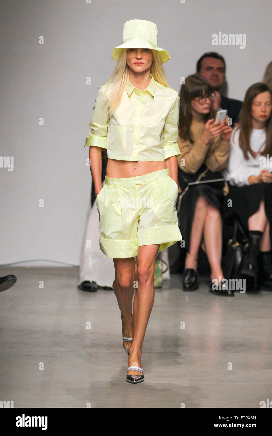 Fashion geometric patterns runway hi-res stock photography and images ...