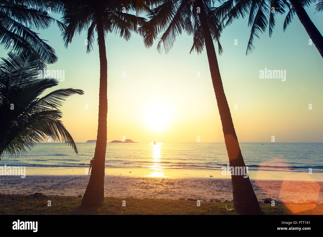 Tropical beach sunset hi-res stock photography and images - Alamy