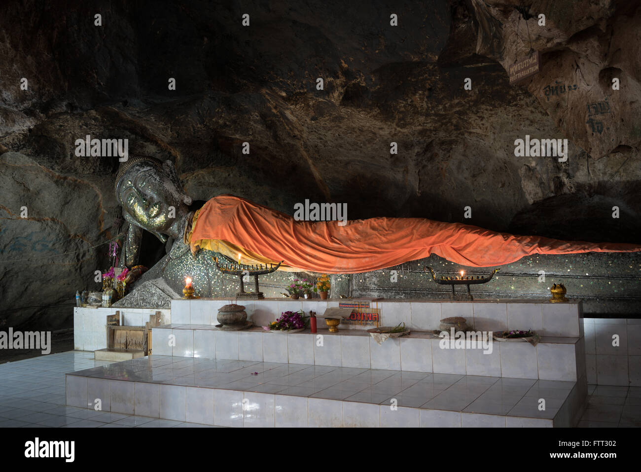 Cave thailand buddha hi-res stock photography and images - Alamy