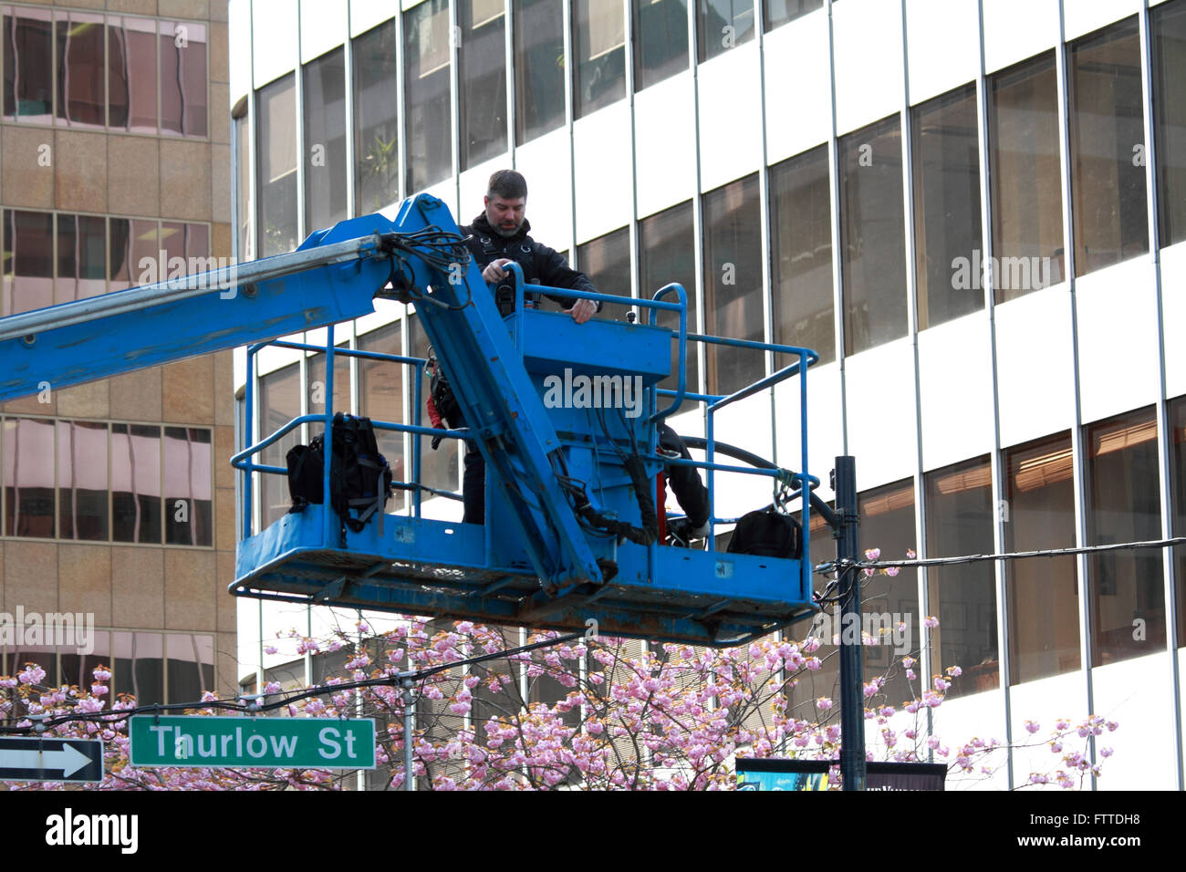 Man up crane hi-res stock photography and images - Alamy